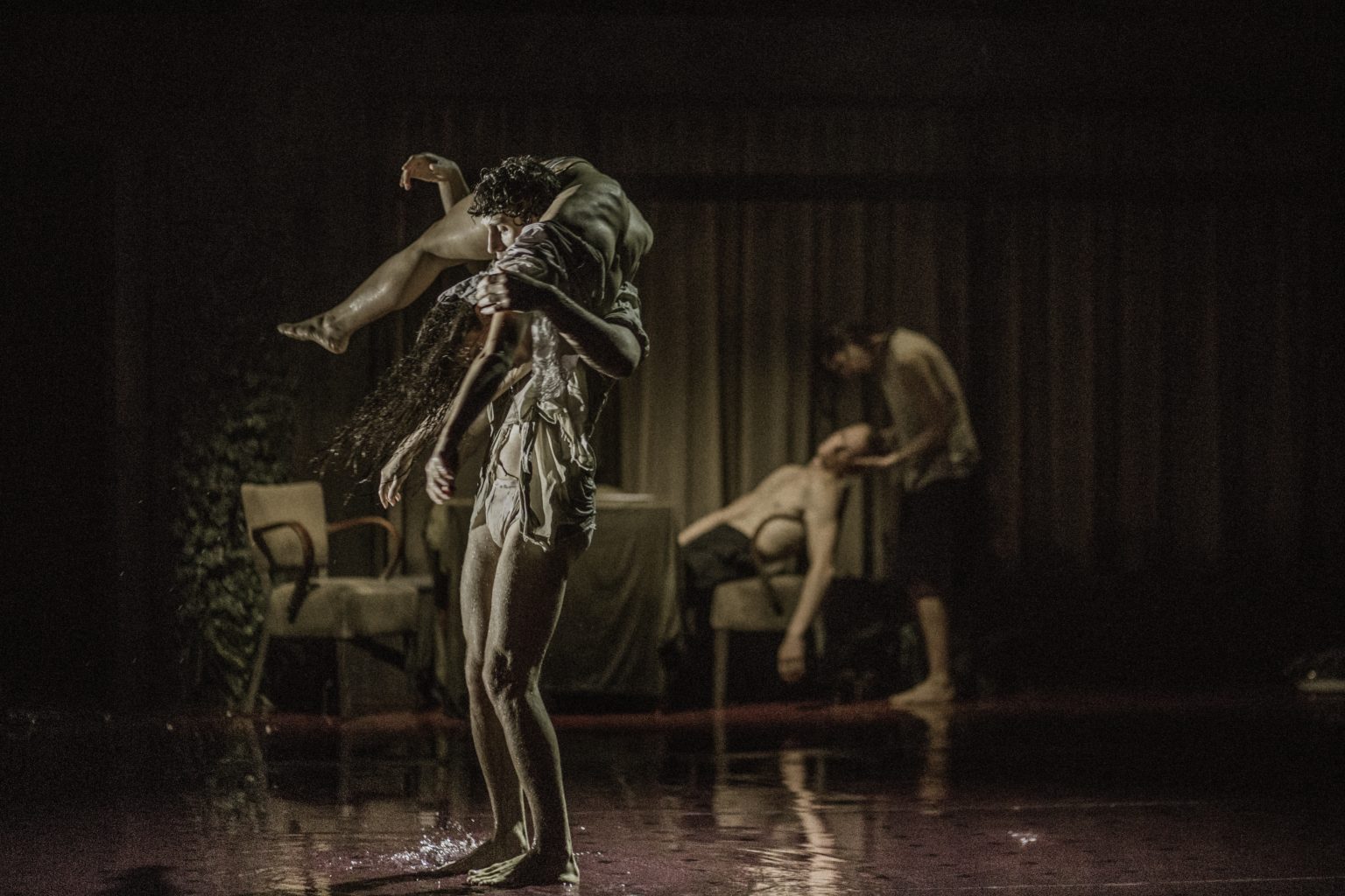 ピーピング・トムによる『トリプティック』上演 / 世田谷パブリックシアター - ステージと伴走するウェブマガジン‼︎StageMAP