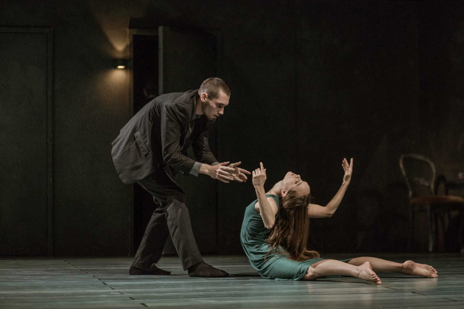 ピーピング・トムによる『トリプティック』上演 / 世田谷パブリックシアター - ステージと伴走するウェブマガジン‼︎StageMAP